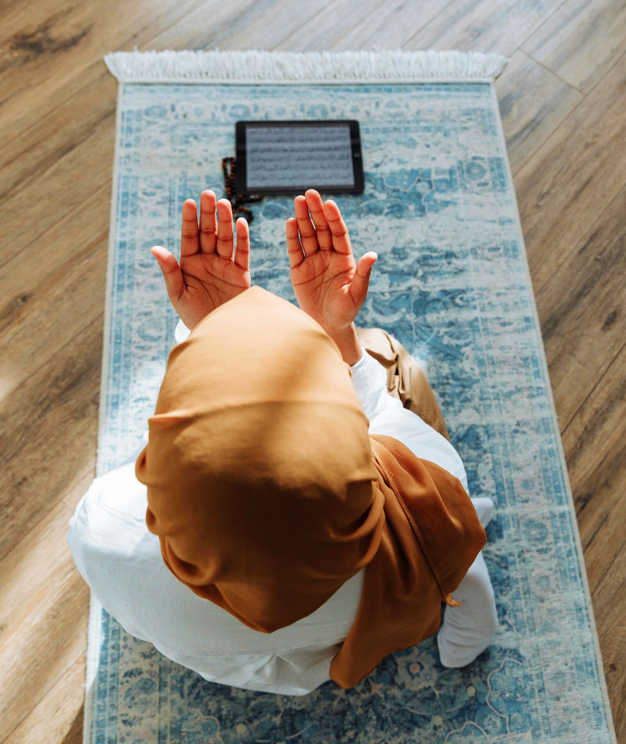 Can I listen to prayer while praying? Shaikh Saleh academy